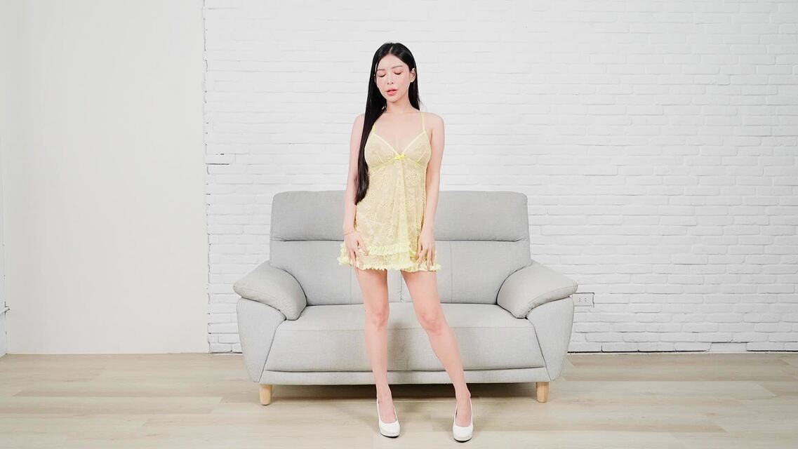 鄰居人妻「子筠Nina」只穿透式睡衣出門倒垃圾 | JVID